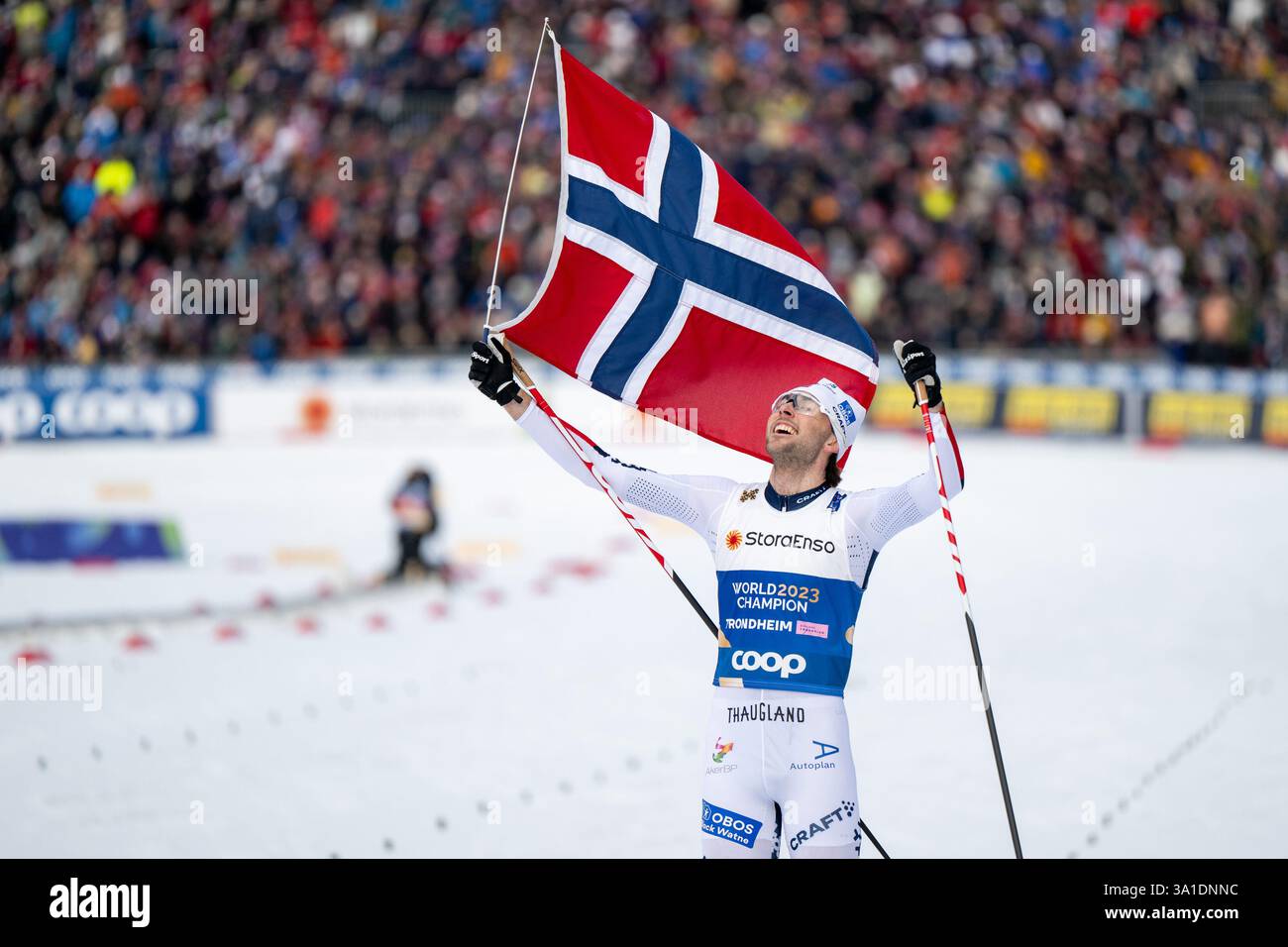 RIIBER Jarl Magnus (Norwegen) jubelt im Ziel mit norwegischer Fahne ...