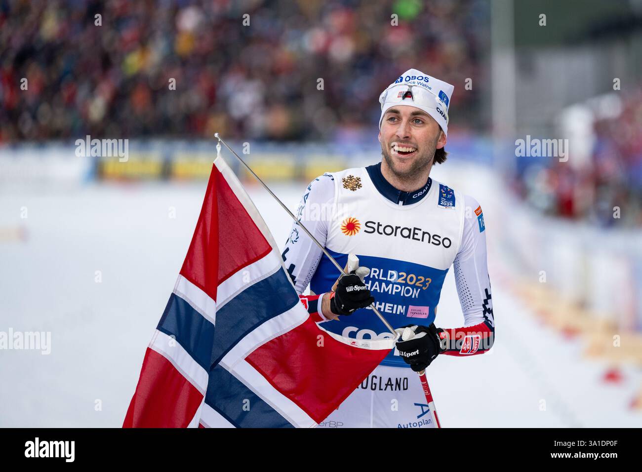 RIIBER Jarl Magnus (Norwegen) jubelt im Ziel mit norwegischer Fahne ...