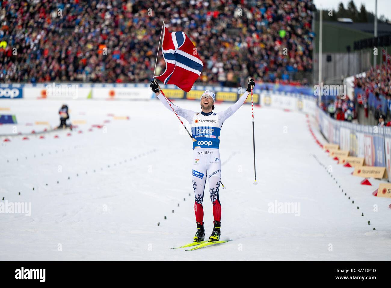 RIIBER Jarl Magnus (Norwegen) jubelt im Ziel mit norwegischer Fahne ...