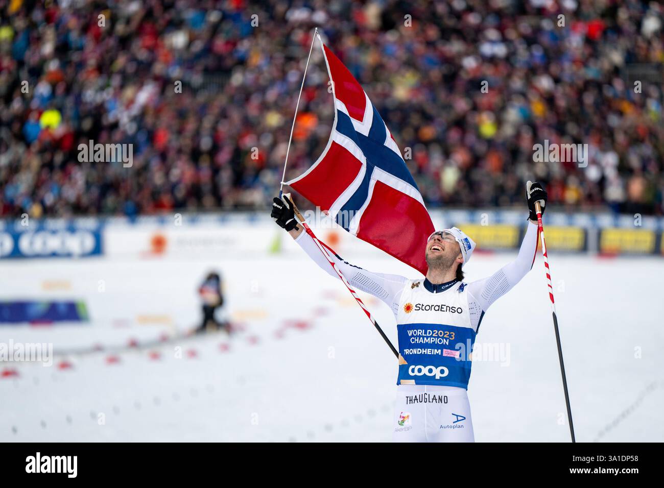 RIIBER Jarl Magnus (Norwegen) jubelt im Ziel mit norwegischer Fahne ...