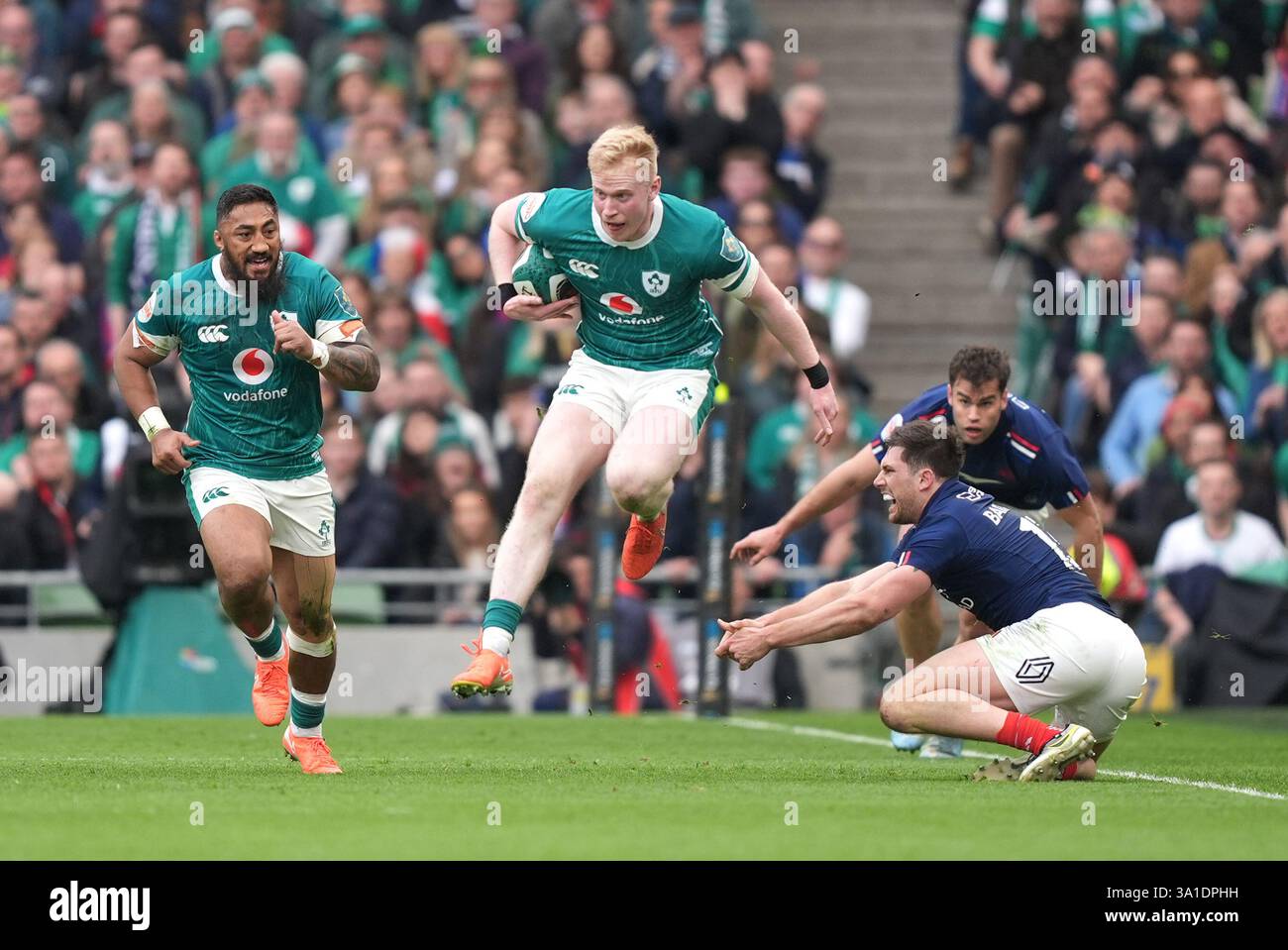 Ireland's Jamie Osborne on the ball during the Guinness Men's Six ...