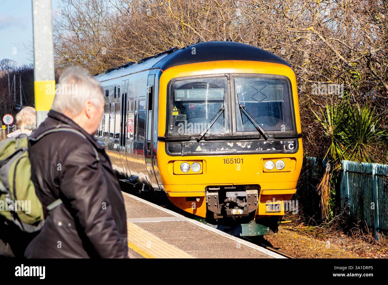 passengers waiting & British Rail Class 165 Networker Turbo diesel ...