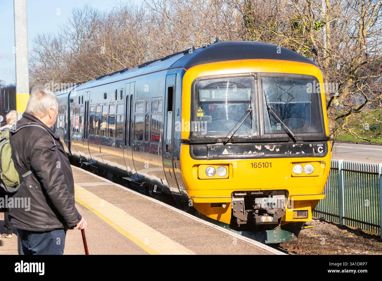 passengers waiting & British Rail Class 165 Networker Turbo diesel ...