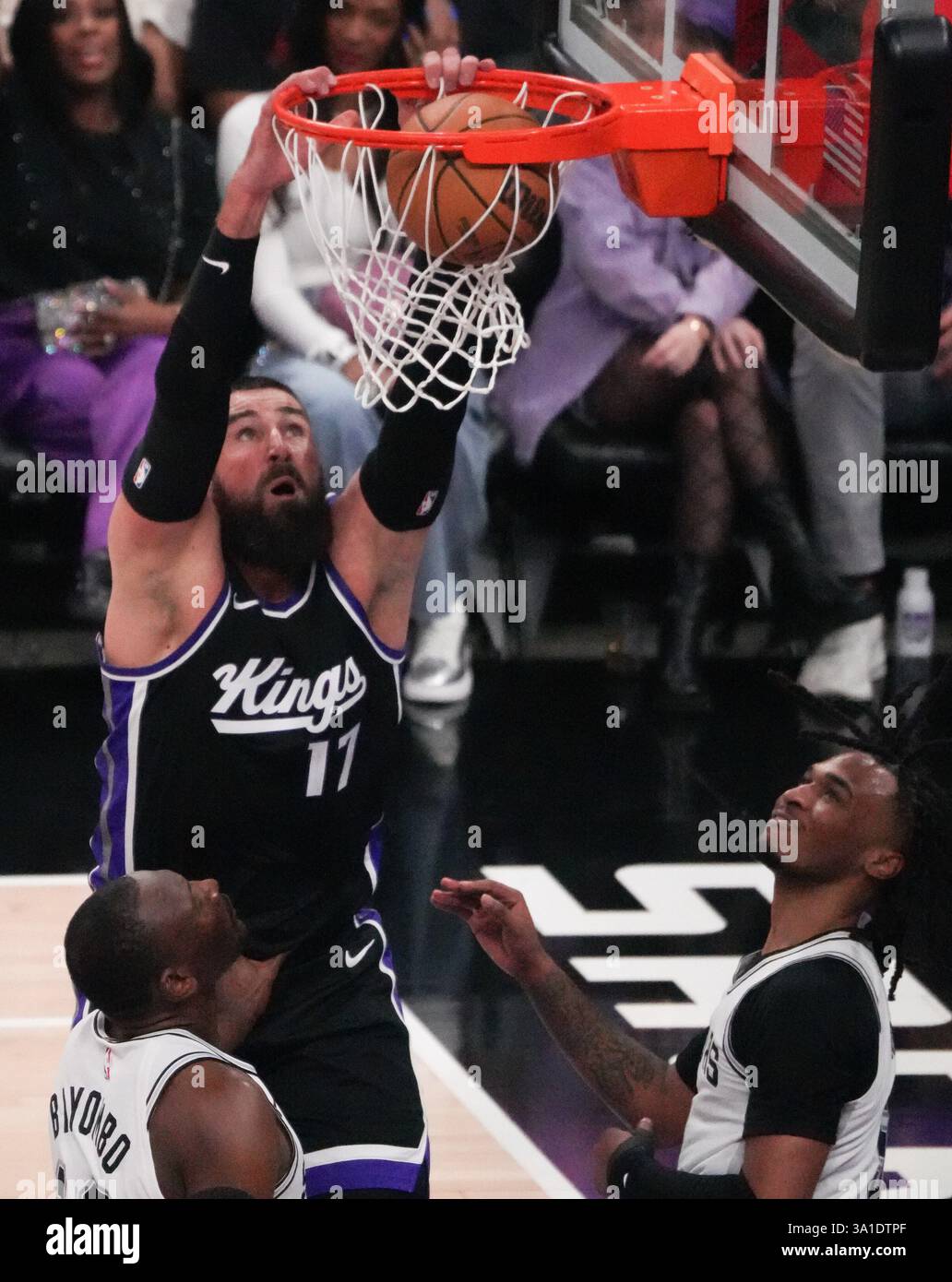 Sacramento, USA. 7th Mar, 2025. Jonas Valanciunas (top) of Sacramento ...