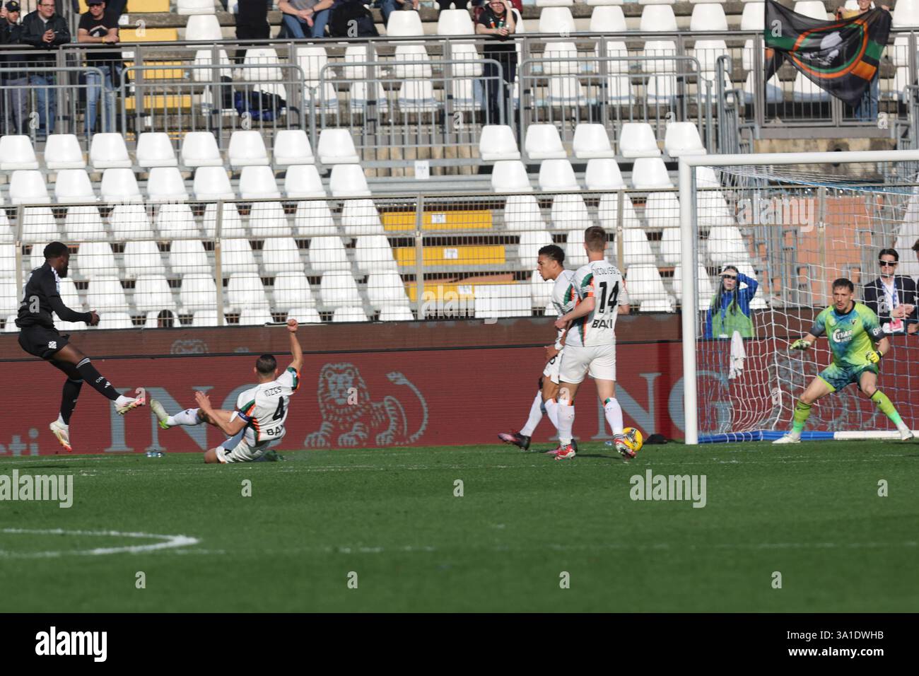 Como’s Como 1907's Jonathan Ikone goal during the Serie A Enilive 2024/ ...