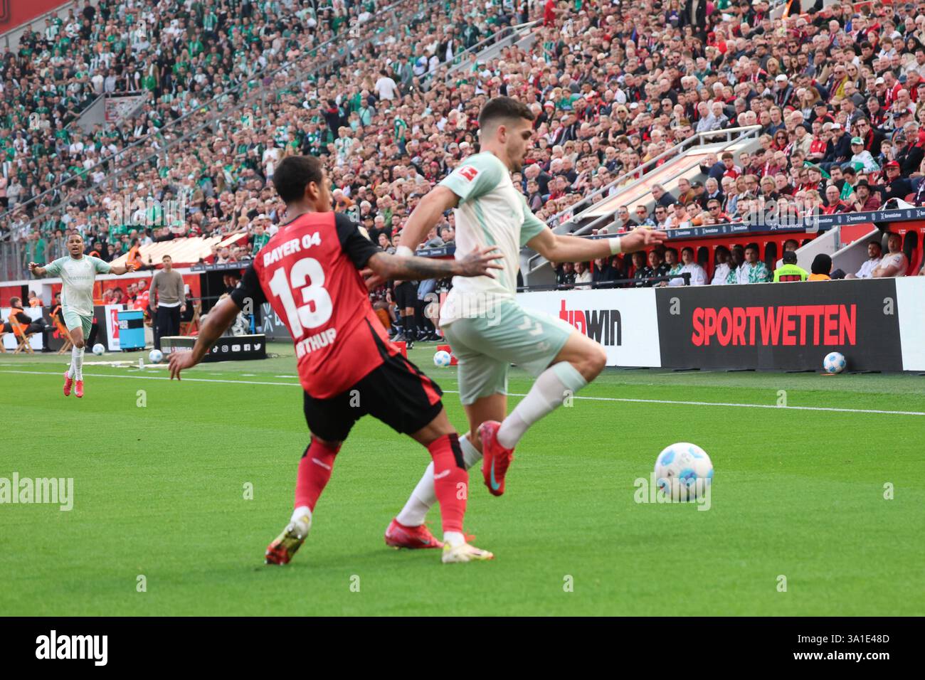 Arthur (Leverkusen #13) und Andre Valente (Bremen #9), GER, Bayer 04 ...