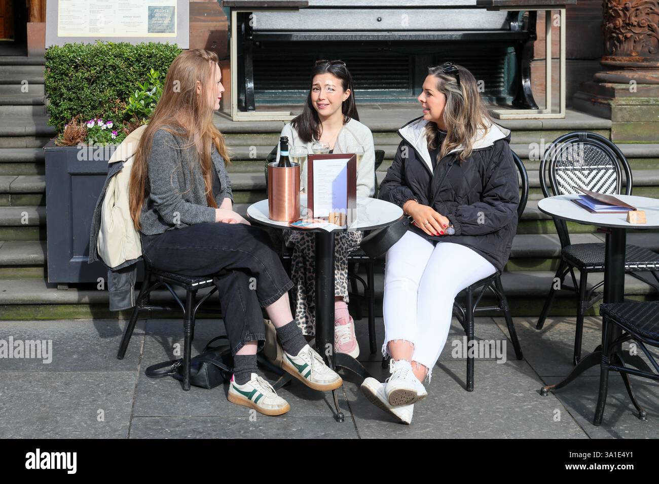 Glasgow, UK. 08th Mar, 2025. Warm and sunny spring weather in Glasgow ...