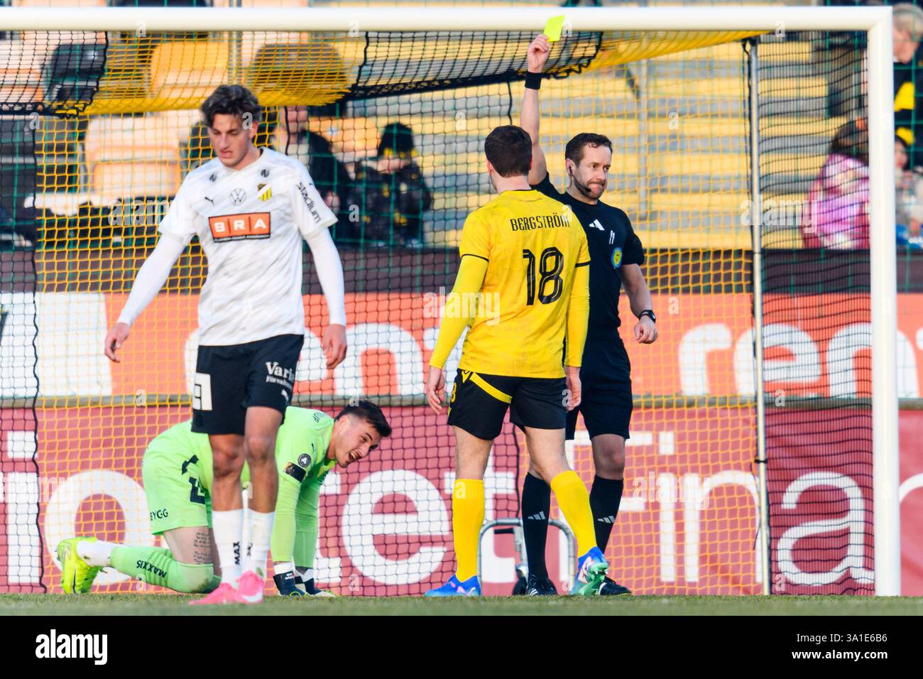 250308 Domare Victor Wolf tilldelar Mjällbys Jacob Bergström gult kort under kvartsfinalen i ...
