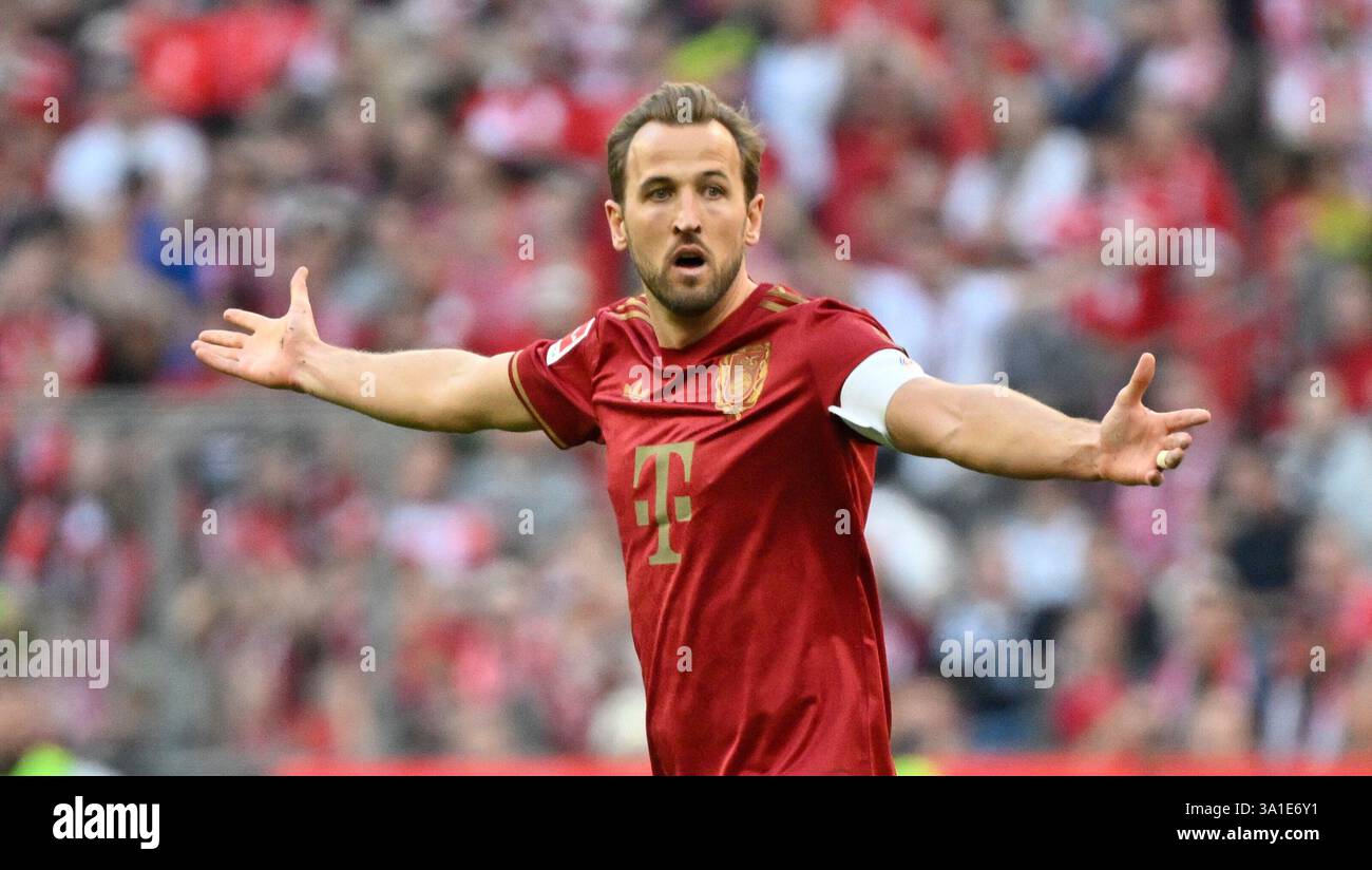 Harry Kane FC Bayern Muenchen FCB (09) fordert Elfmeter, Strafstoss ...