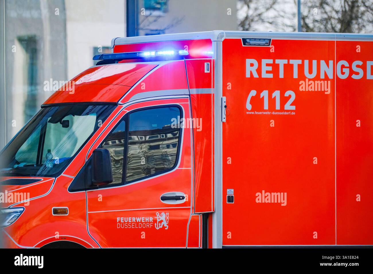 Düsseldorf 08.03.2025 Rettungswagen Rettungsdienst ...