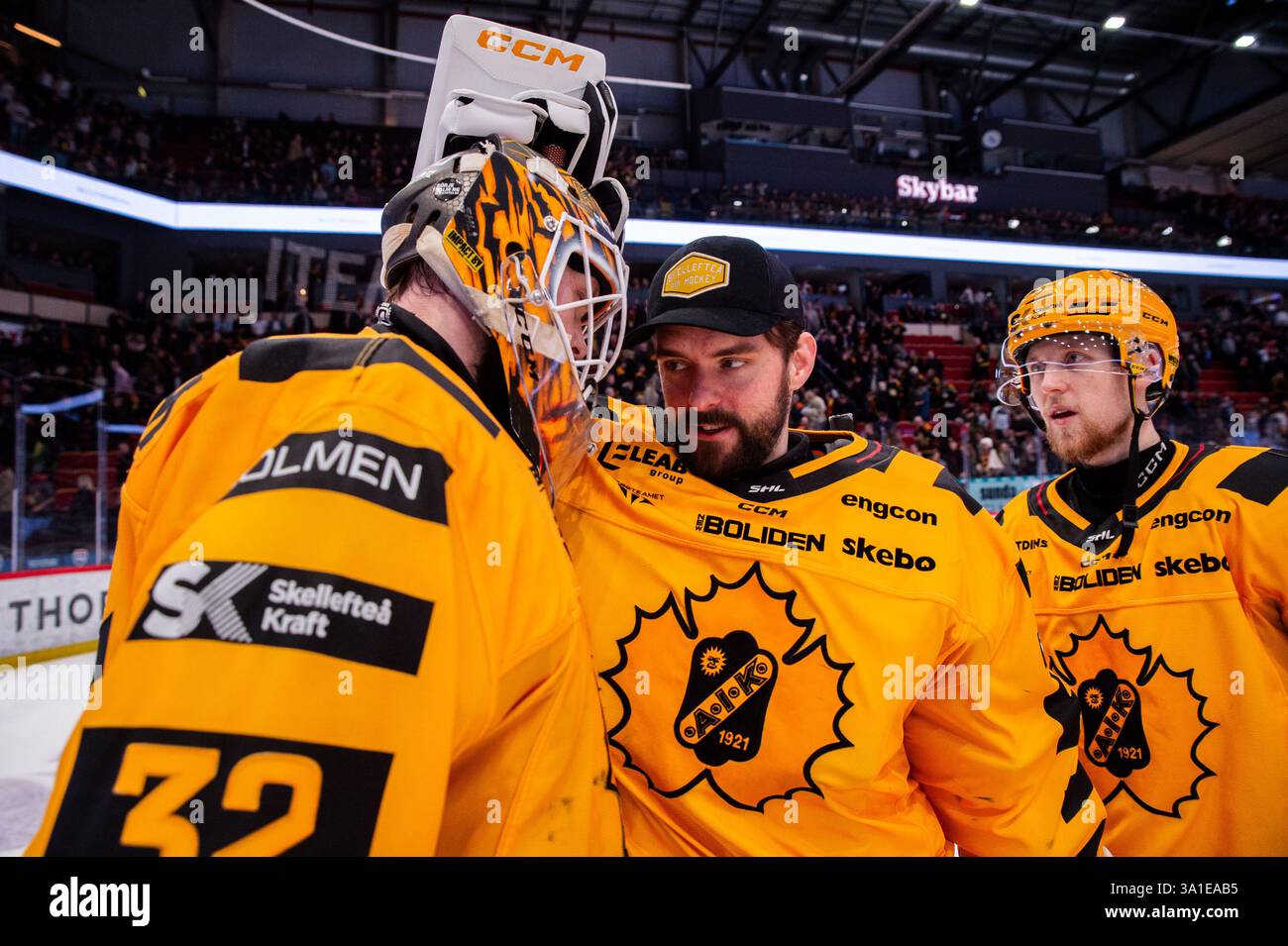 250308 Skellefteås målvakt Linus Söderström och målvakt Gustaf Lindvall ...