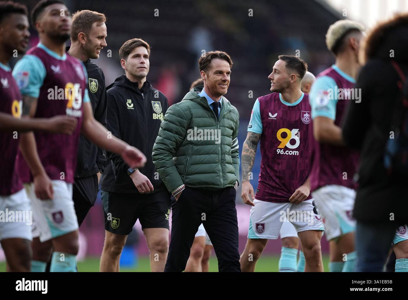 Burnley manager Scott Parker (centre) during the Sky Bet Championship ...