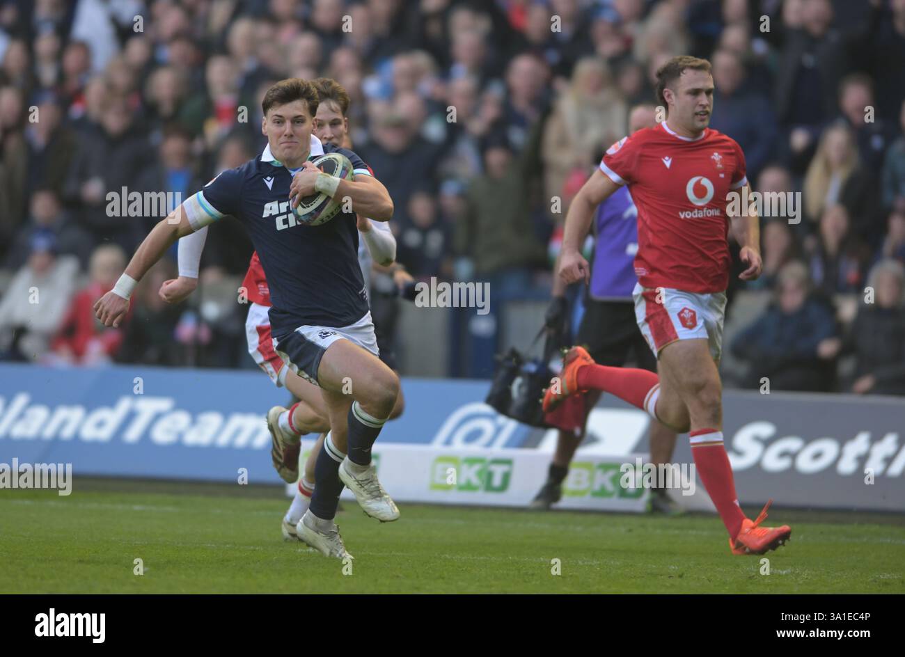 Edinburgh, Scotland, 8th March 2025. Tom Jordan of Scotland scores his ...