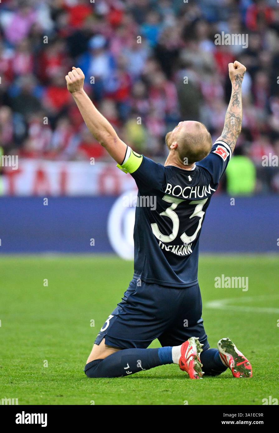 nach Spielende: Schlussjubel, Freude, Glueck, Jubel Philipp Hofmann VfL ...