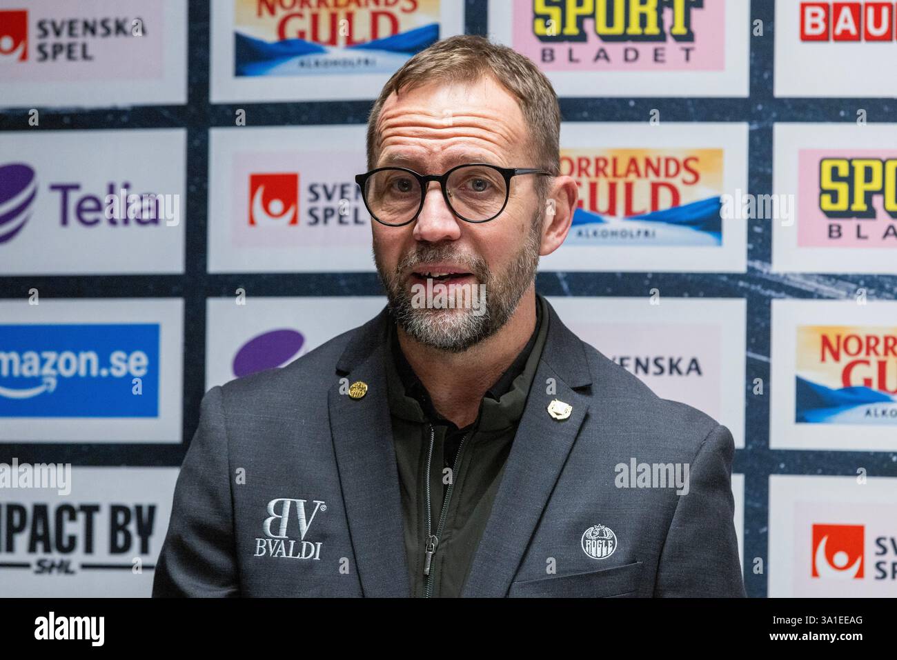 250308 Rögles tränare Roger Hansson under presskonferensen efter ishockeymatchen i SHL mellan ...