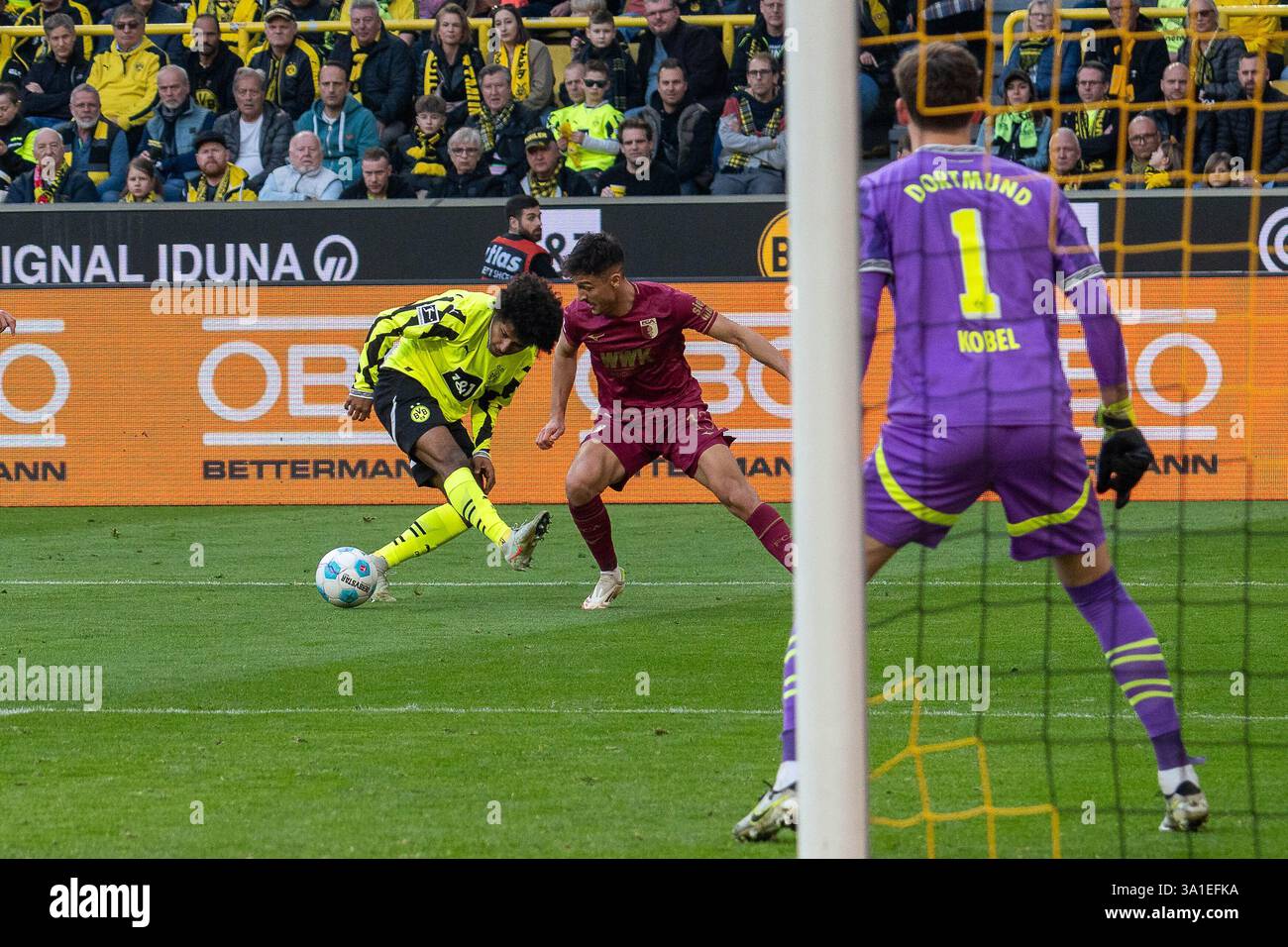 Dortmund, Deutschland. 08th Mar, 2025. Dimitrios Giannoulis (FC Augsburg, #13) kommt dem Tor von ...