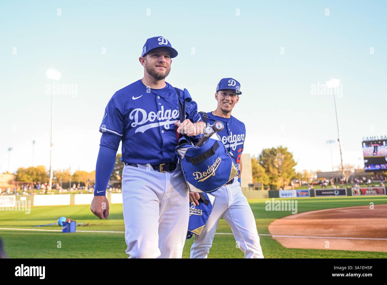 Los Angeles Dodgers third base Max Muncy (13) and outfielder Tommy ...