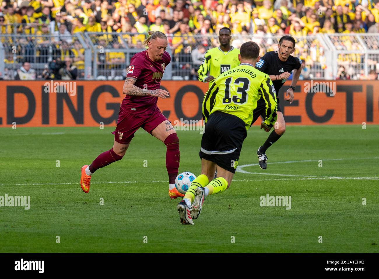 Dortmund, Deutschland. 08th Mar, 2025. Marius Wolf (FC Augsburg, #11) gegen Pascal Gross ...