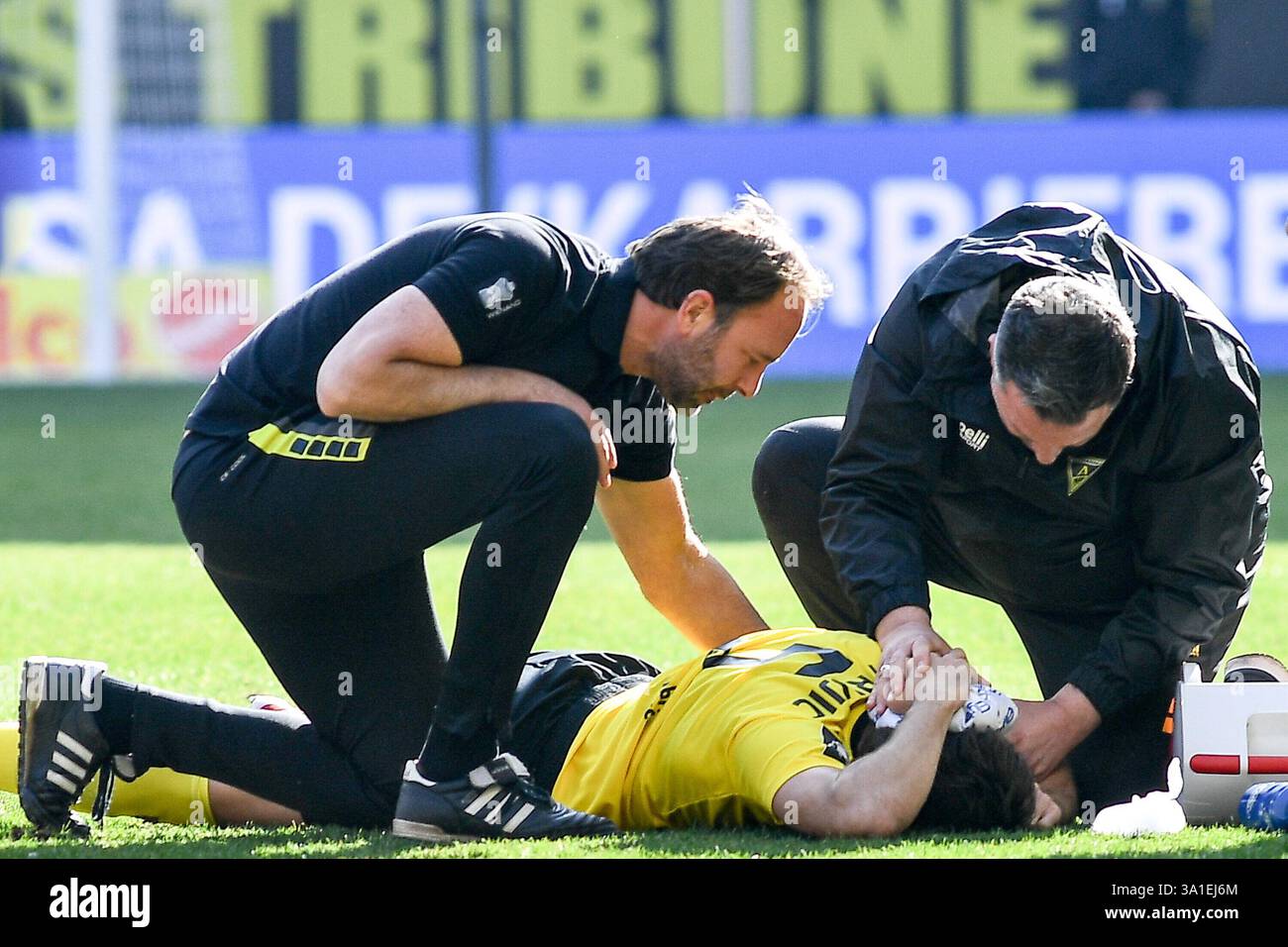 Aachen, Deutschland. 08th Mar, 2025. Sasa Strujic (Alemannia Aachen, 5) verletzt, Verletzung ...