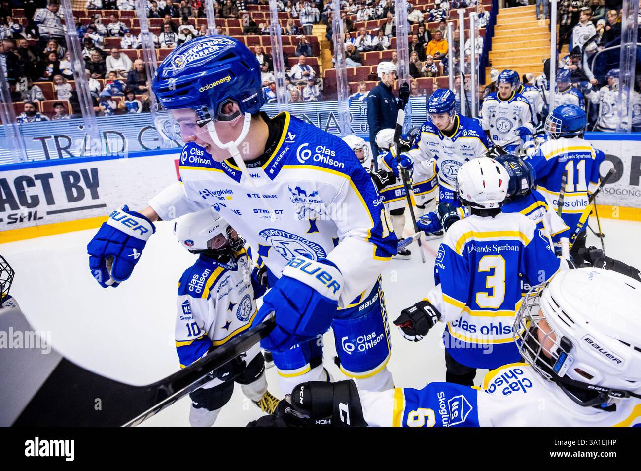 Leksand, Sverige. 08th Mar, 2025. 250308 Leksands Anton Johansson tillsammans med Leksands ...