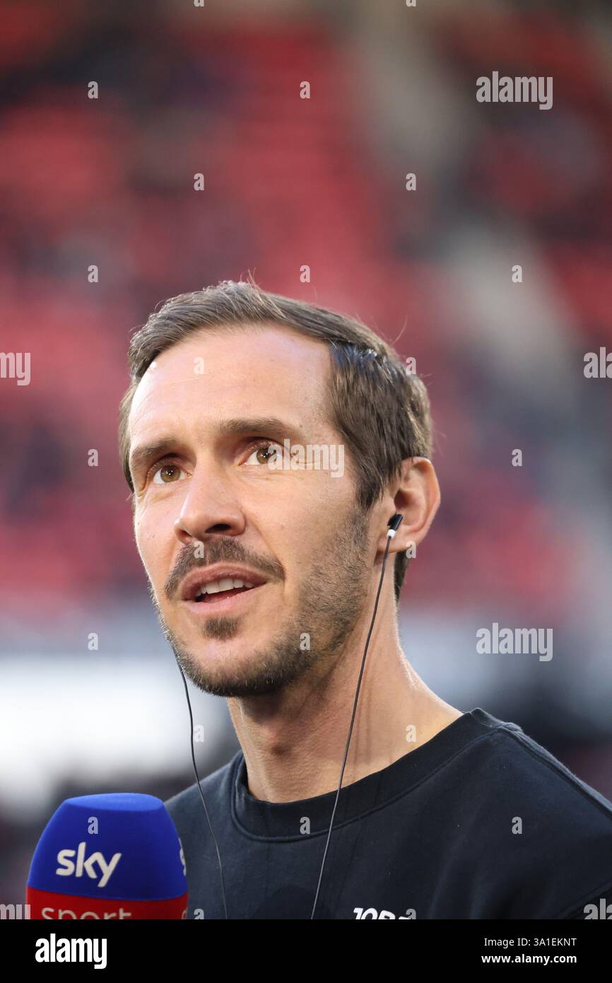 Cheftrainer / Coach Julian Schuster (SC Freiburg) beim Spiel der 1. FBL ...