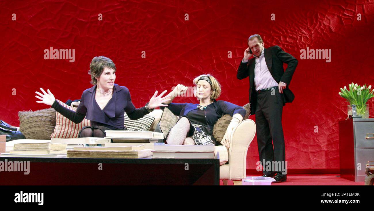 l-r: Tamsin Greig (Annette Reille), Janet McTeer (Veronique Vallon ...