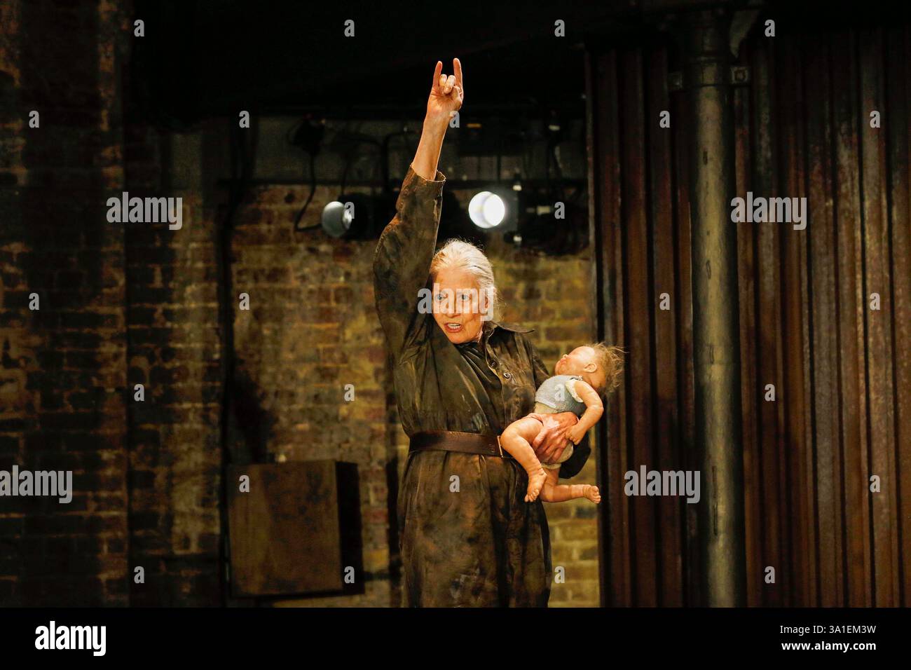 Vanessa Redgrave (Queen Margaret) in RICHARD III by Shakespeare at the ...