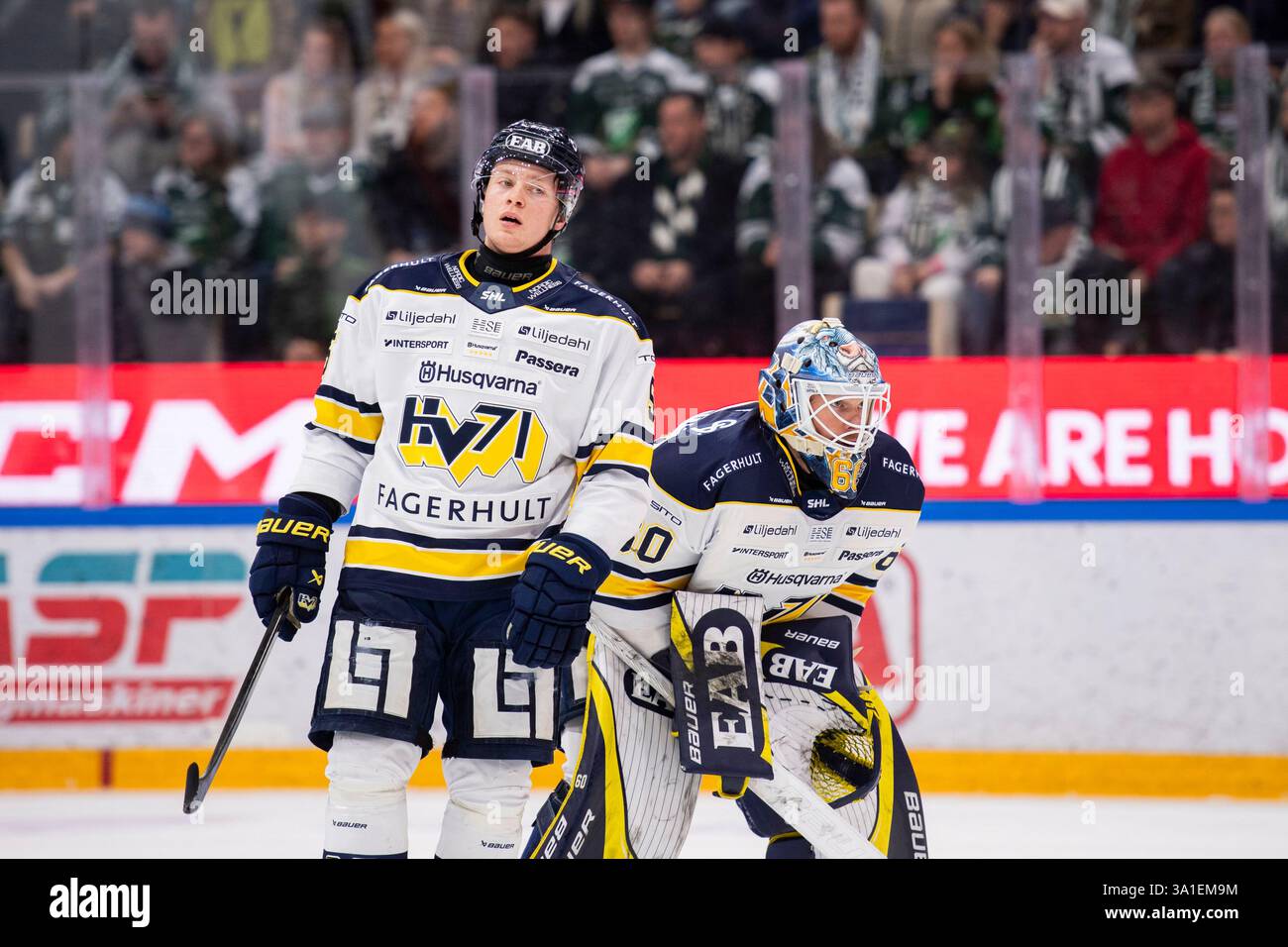 250308 HV71s Victor Sjöholm och målvakt Hugo Alnefelt deppar under ishockeymatchen i SHL mellan ...