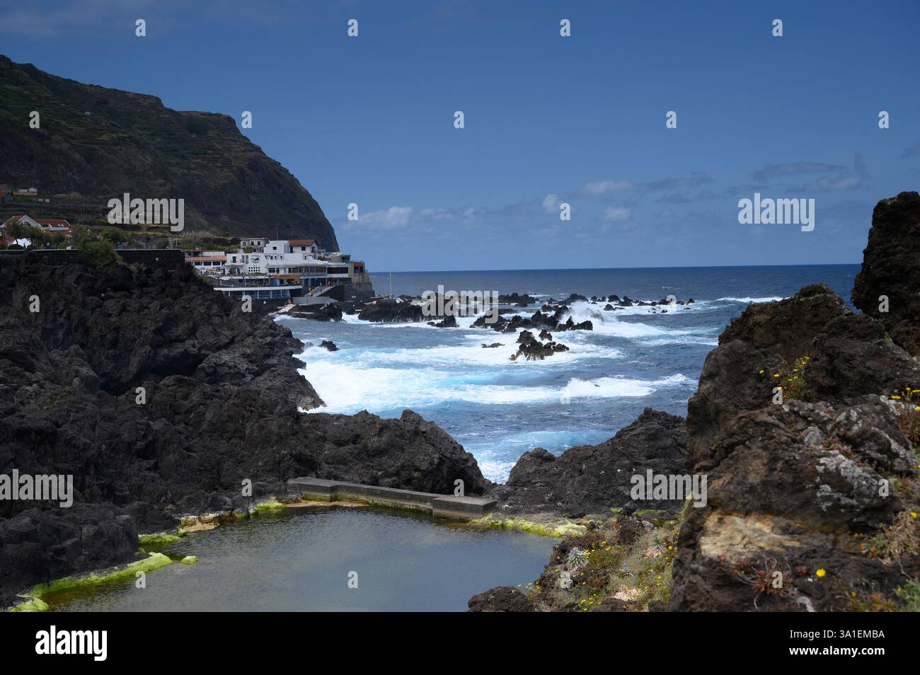 Strong waves breaking onto the Outdoor pool at Piscinas Naturais do ...