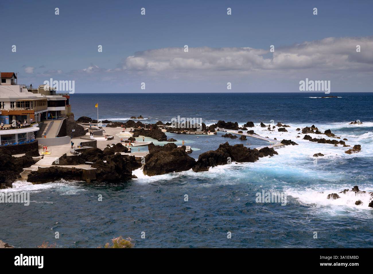 Strong waves breaking onto the Outdoor pool at Piscinas Naturais do ...