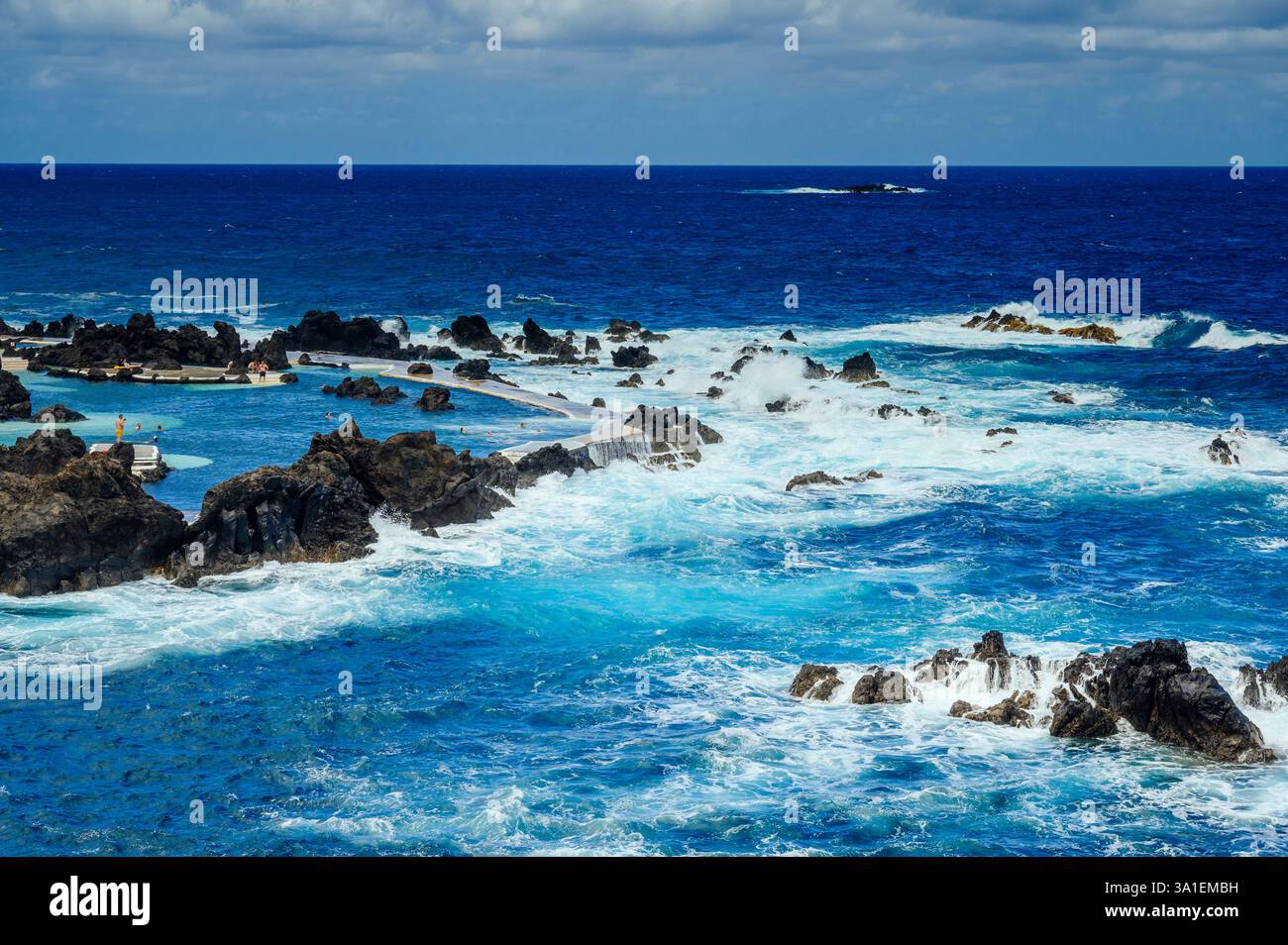 Strong waves breaking onto the Outdoor pool at Piscinas Naturais do ...