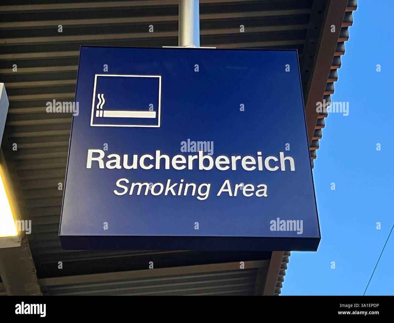 Raucherbereich, Smoking Area, blaues Schild, weißes Symbol, Zigarette ...