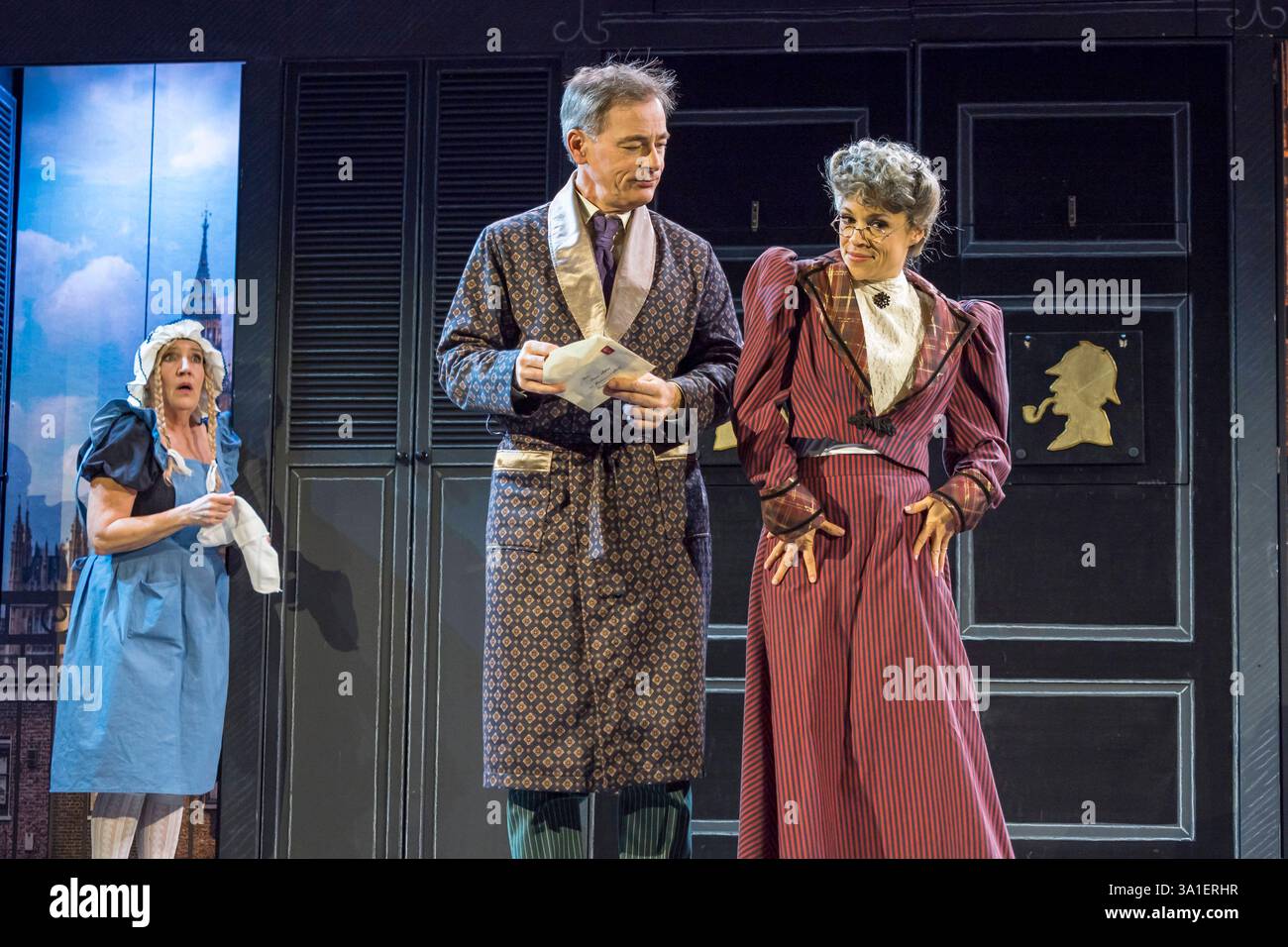 Schauspieler Jan Sosniok als Sherlock Holmes, Anna Julia Antonucci als ...