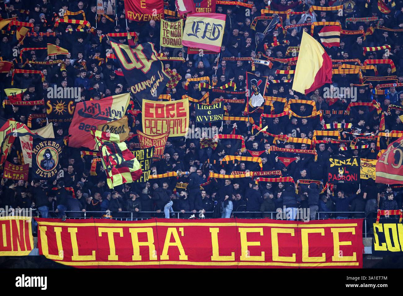 US Lecce fans cheer in the match between US Lecce and AC Milan at ...