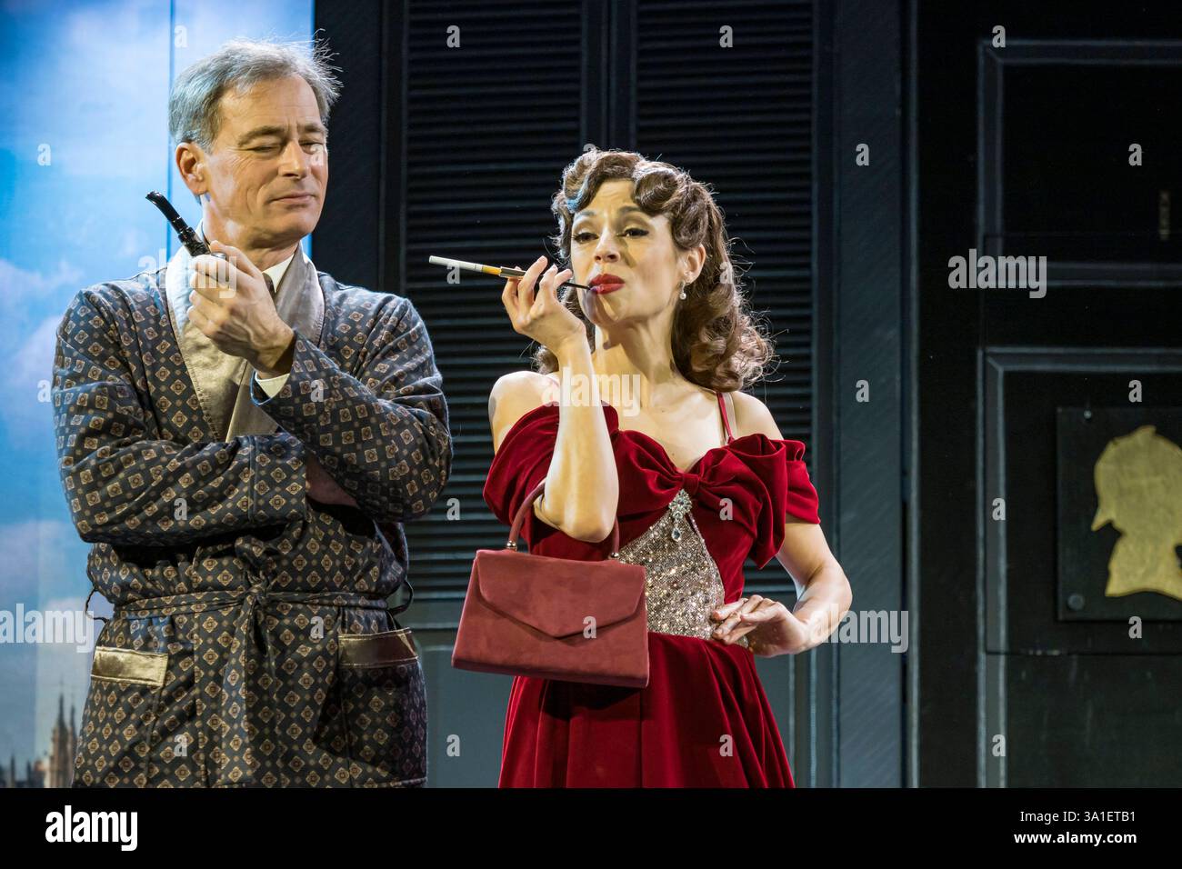 Schauspieler Jan Sosniok als Sherlock Holmes, Anna Julia Antonucci als ...