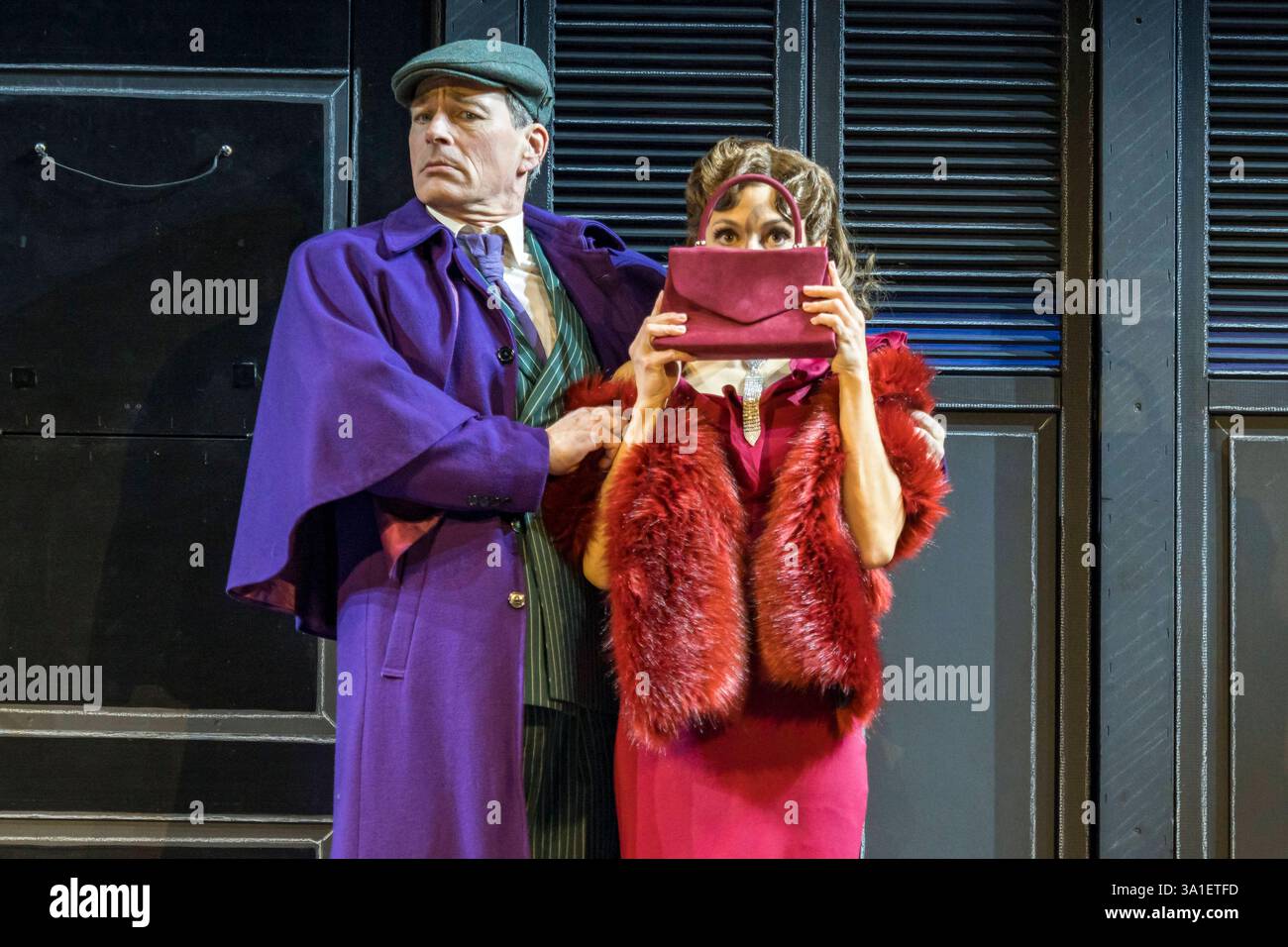 Schauspieler Jan Sosniok als Sherlock Holmes, Anna Julia Antonucci als ...