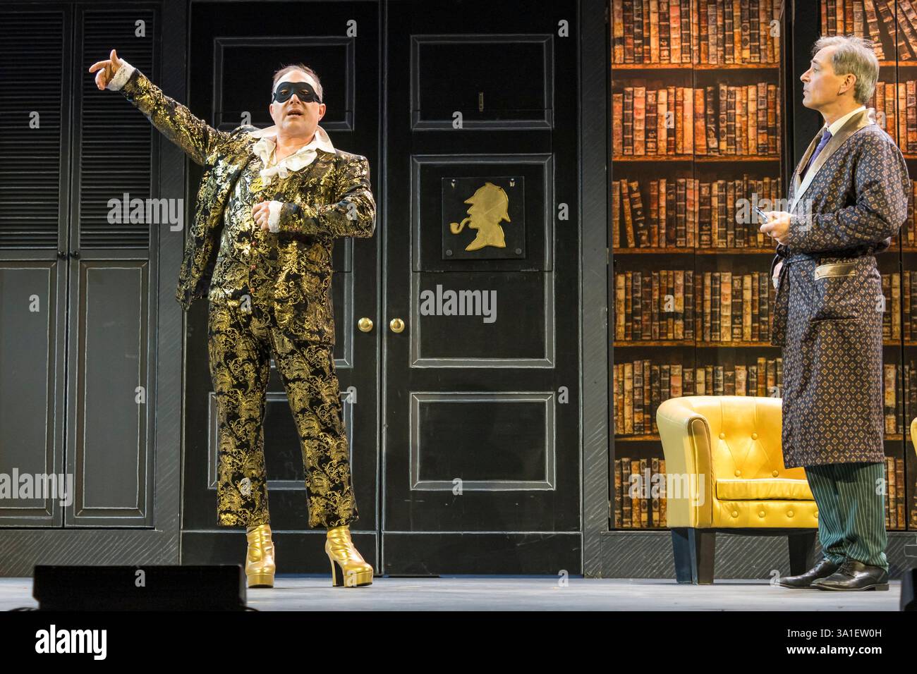 Schauspieler Jan Sosniok als Sherlock Holmes, Alexis Kara als Rupert ...