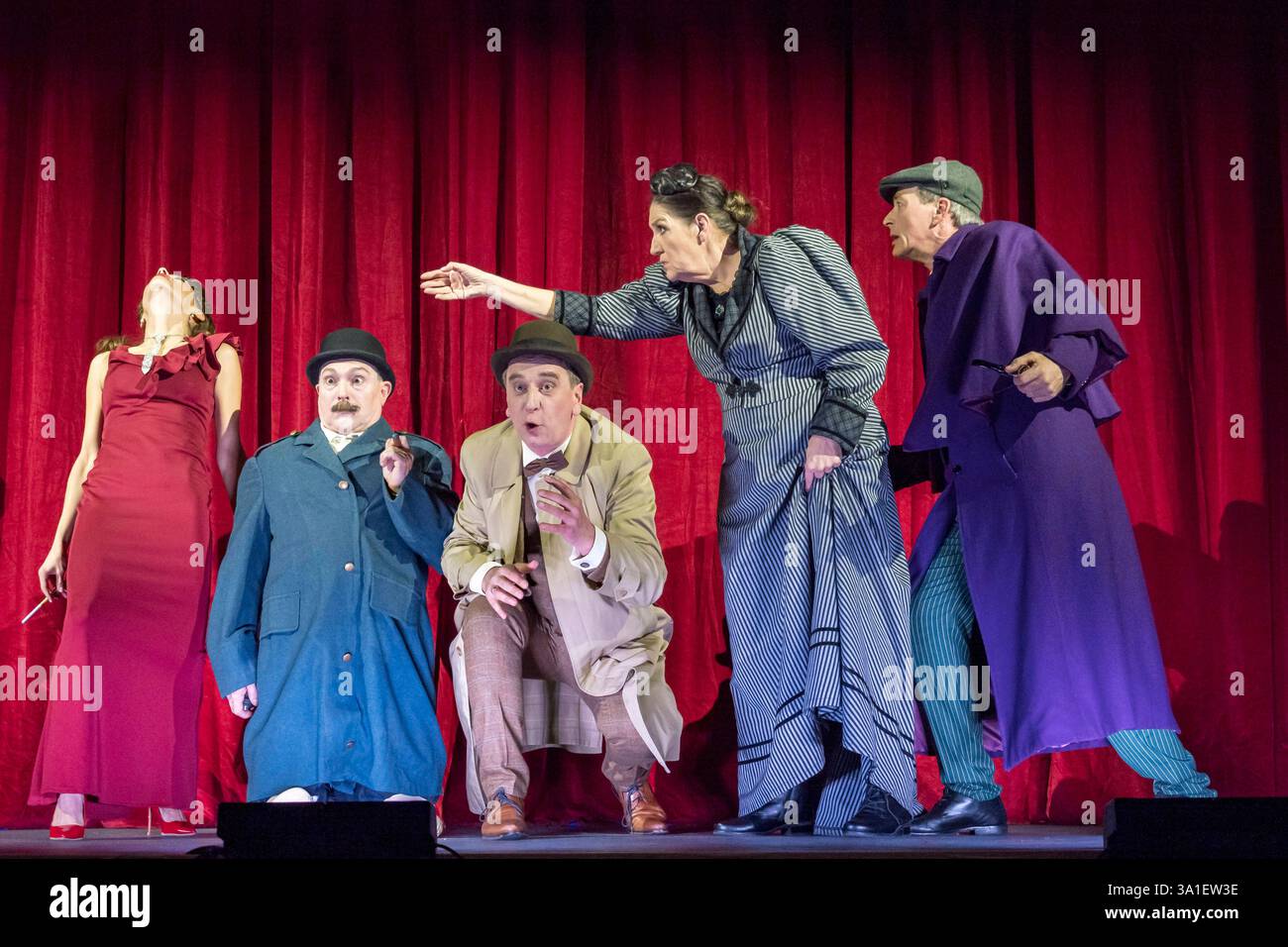 Schauspieler Jan Sosniok als Sherlock Holmes, Oliver Dupont als Doktor ...