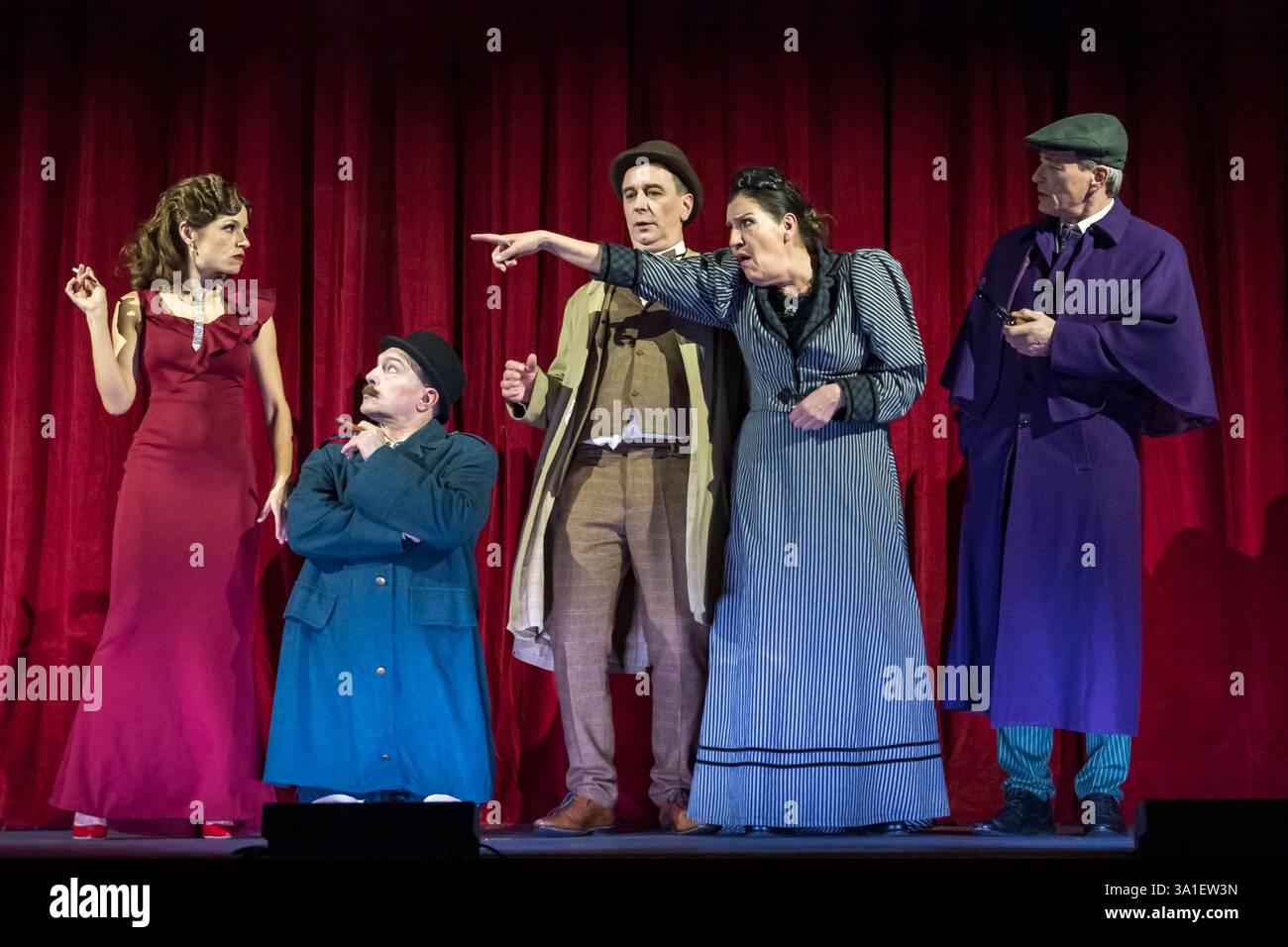 Schauspieler Jan Sosniok als Sherlock Holmes, Oliver Dupont als Doktor ...