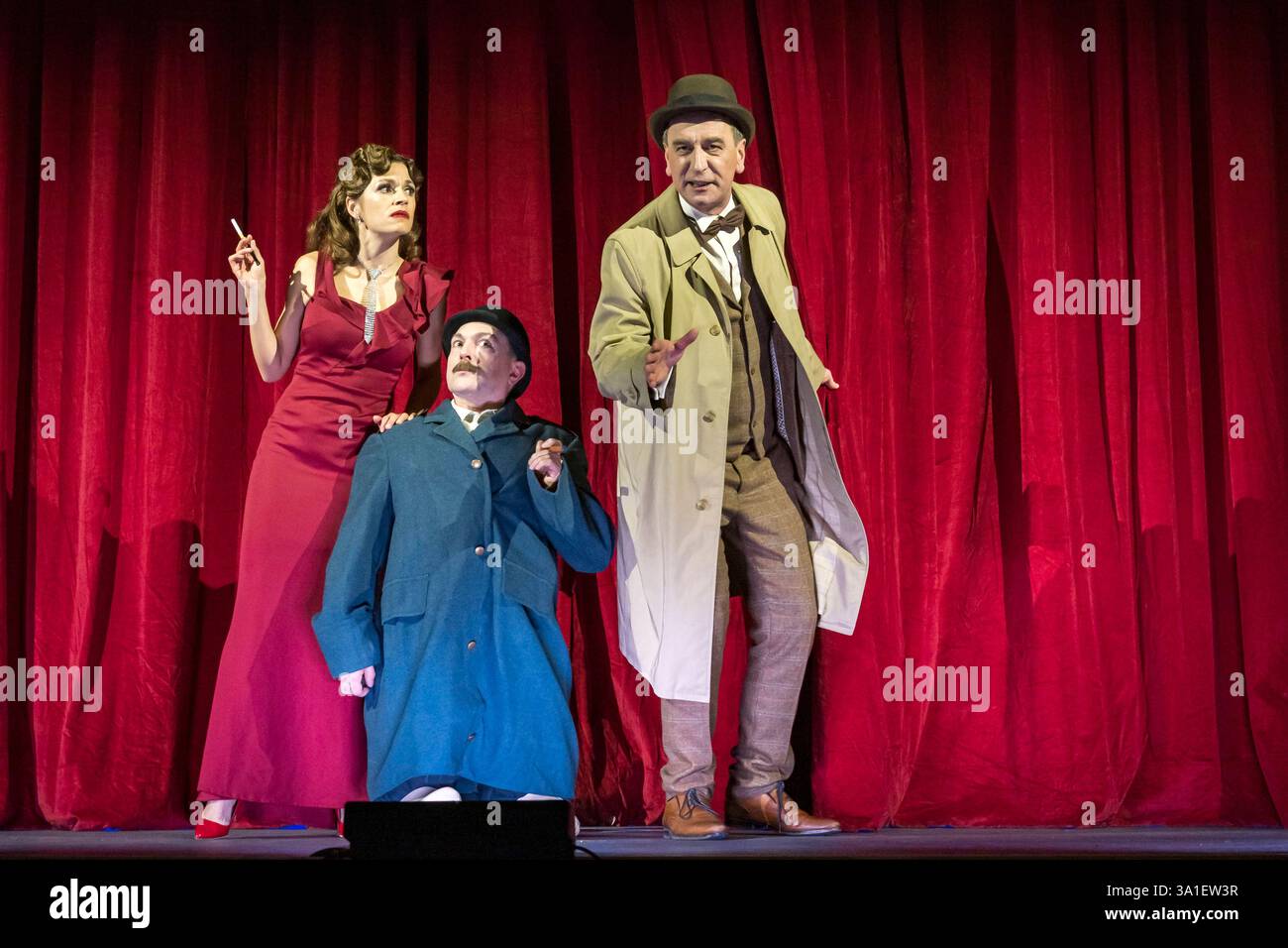 Schauspieler Oliver Dupont als Doktor Watson, Alexis Kara als Rupert ...