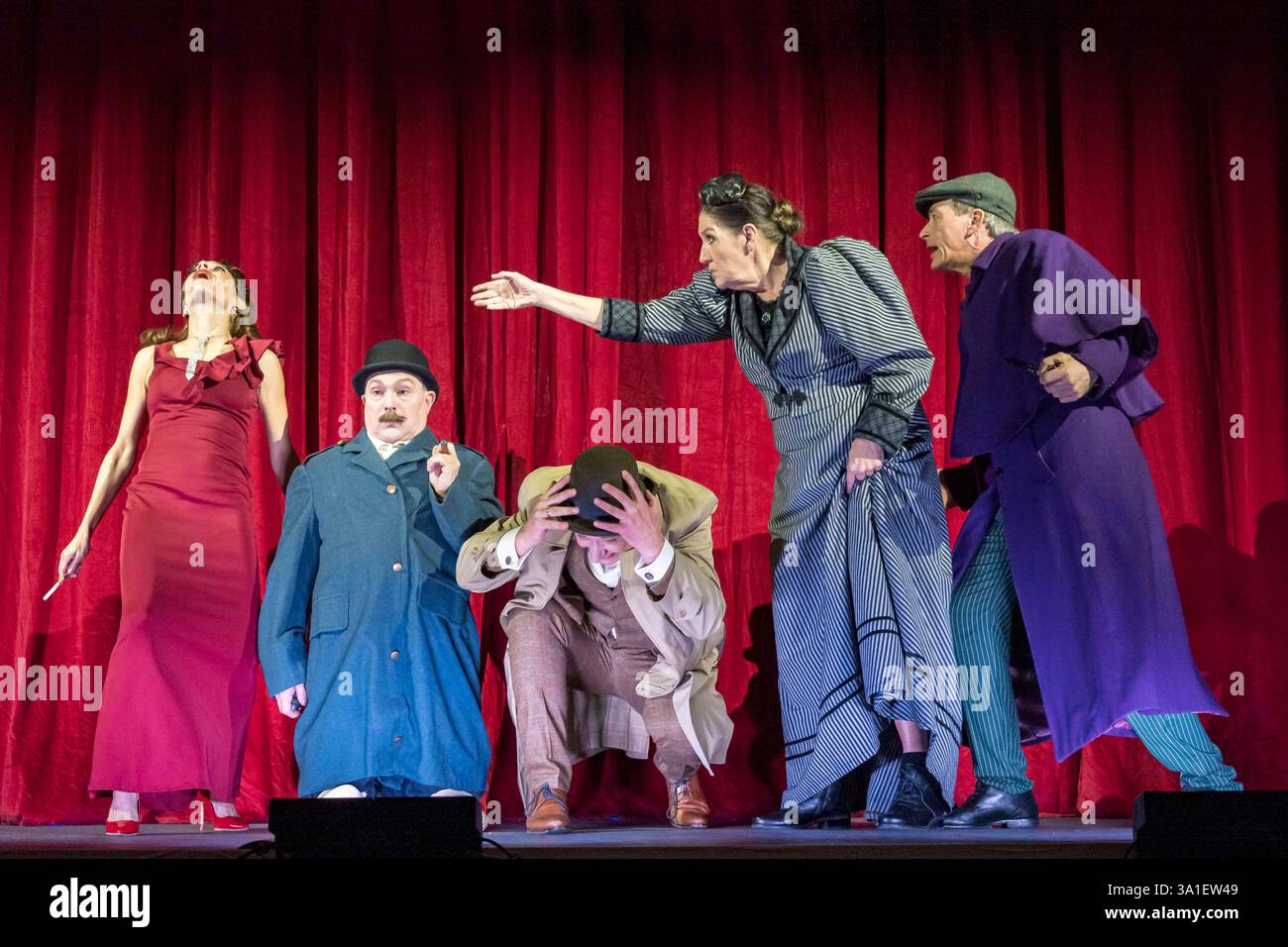 Schauspieler Jan Sosniok als Sherlock Holmes, Oliver Dupont als Doktor ...