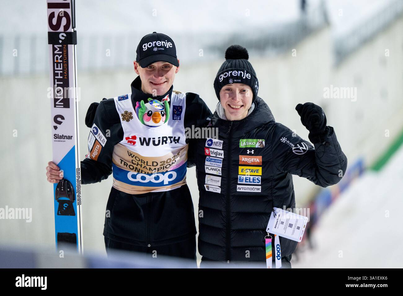 PREVC Domen (Slowenien) jubelt mit seiner Schwester PREVC Nika ...