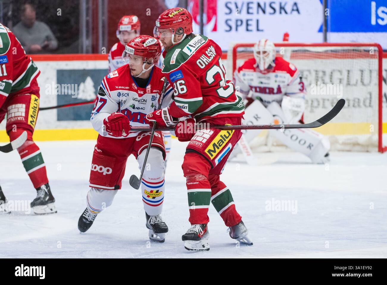 250308 Kristian Näkyvä och Modos Sebastian Ohlsson under ishockeymatchen i SHL mellan Modo och ...