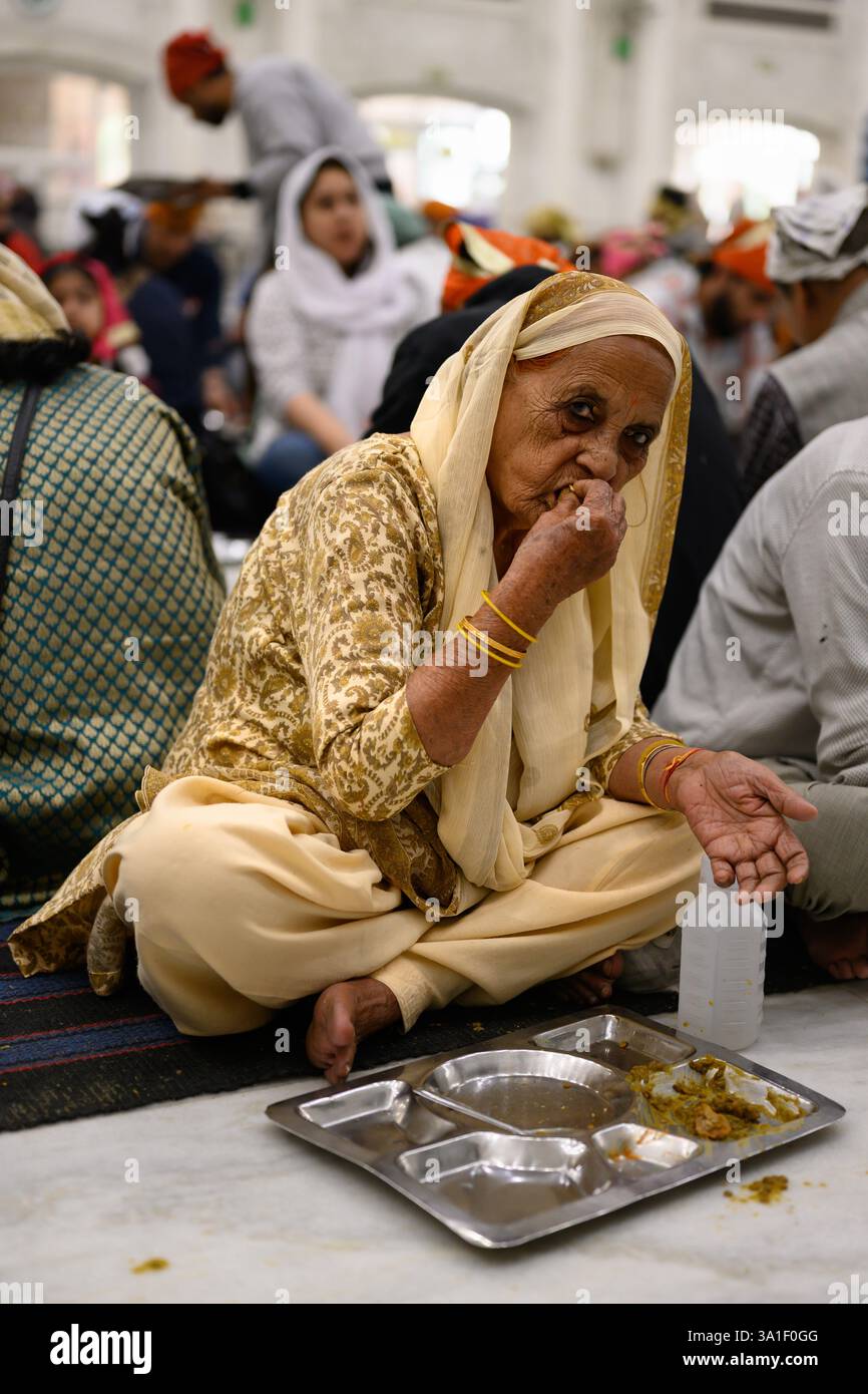Indian poor old lady eating hi-res stock photography and images - Alamy