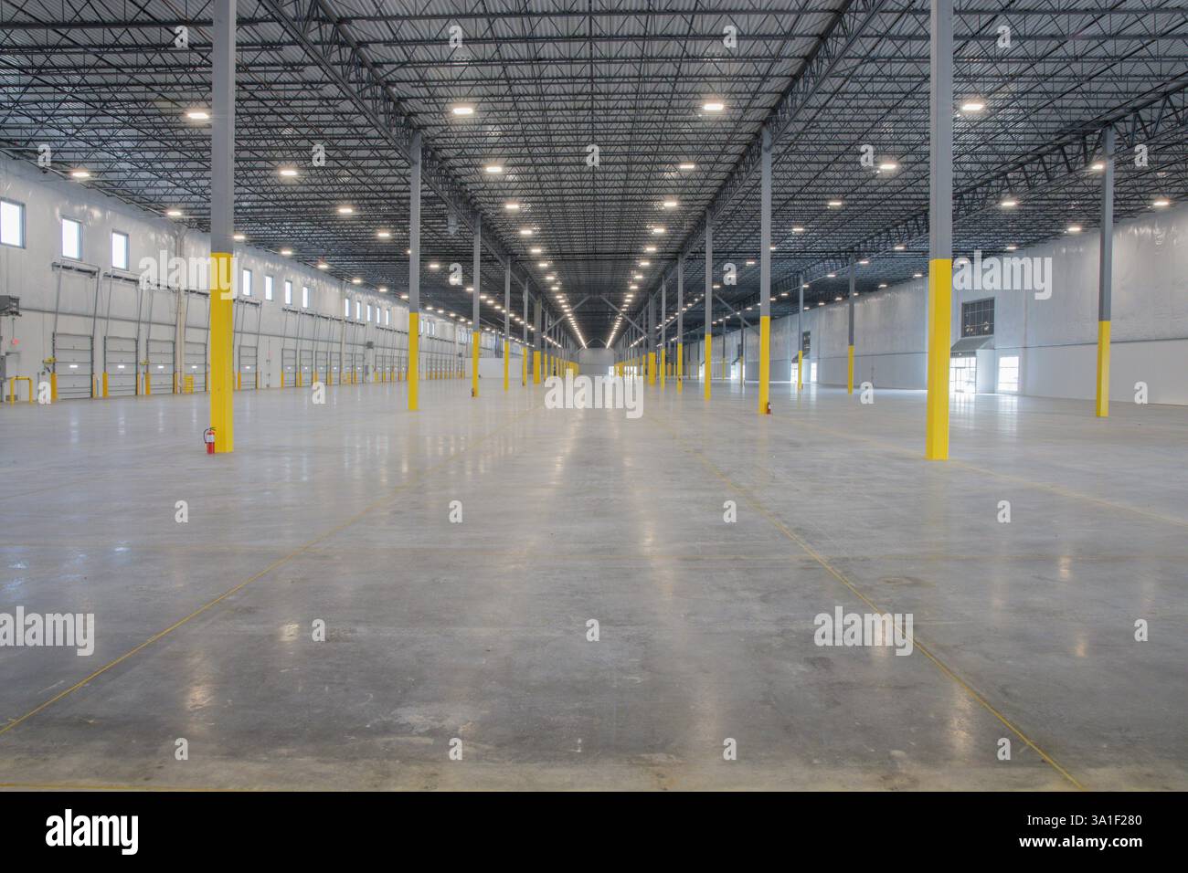 Large steel frame warehouse construction hi-res stock photography and ...