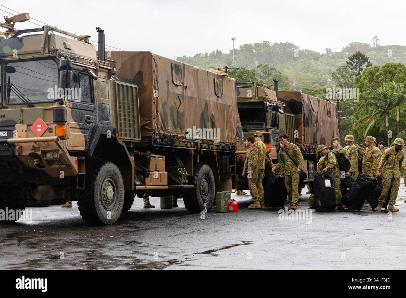 Australian Army soldiers from 8th/9th Battalion arrive in Lismore ...