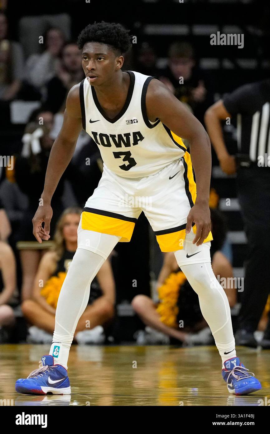 Iowa guard Drew Thelwell plays defense during the second half of an ...