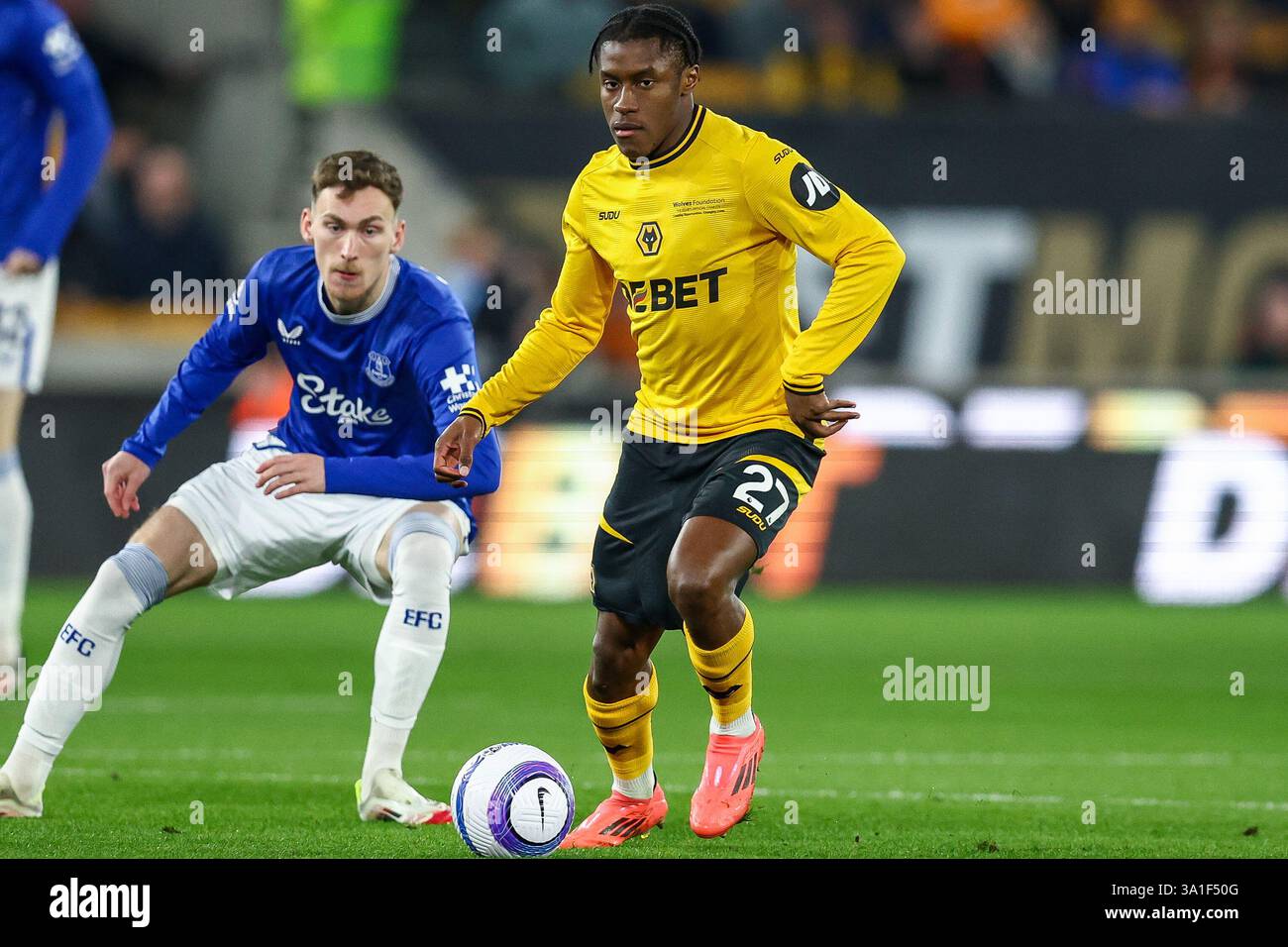 #27, Jean-Ricner Bellegarde of Wolverhampton Wanderers in action with ...