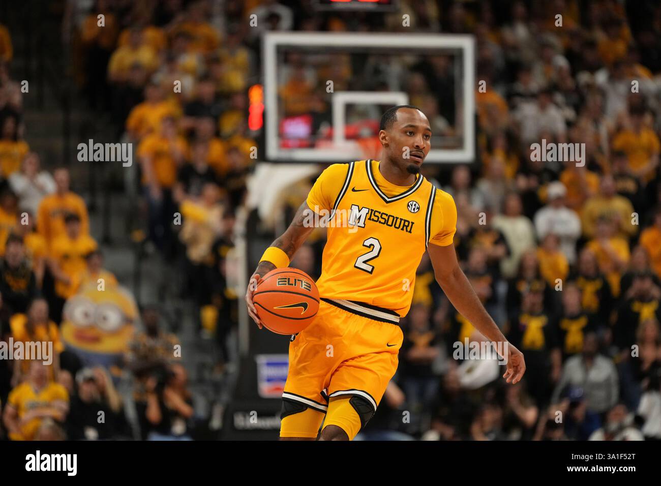 Missouri's Tamar Bates brings the ball down the court during the second ...