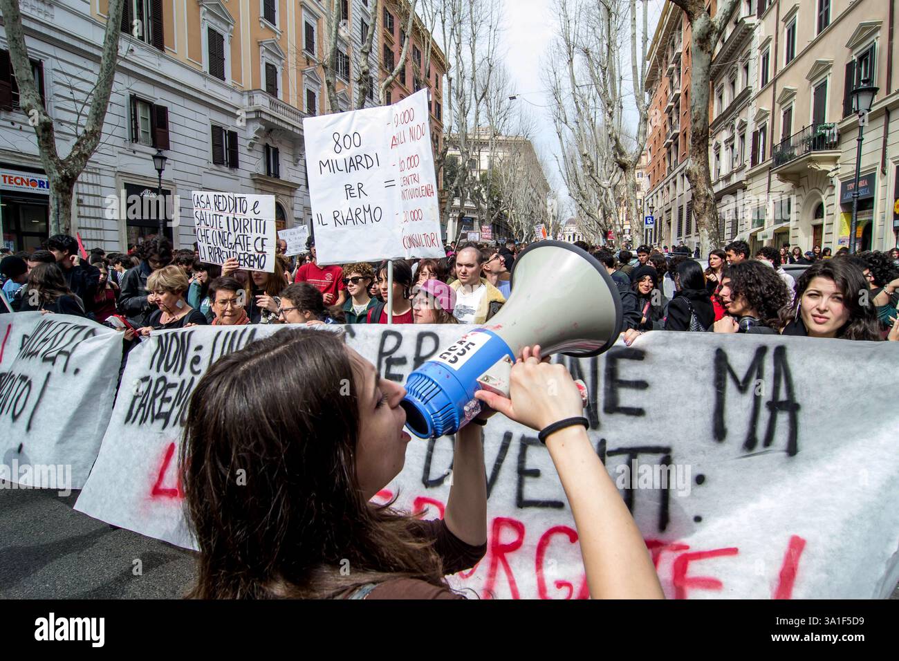 'I fight, I boycott, I strike' was the slogan of the demonstration in ...